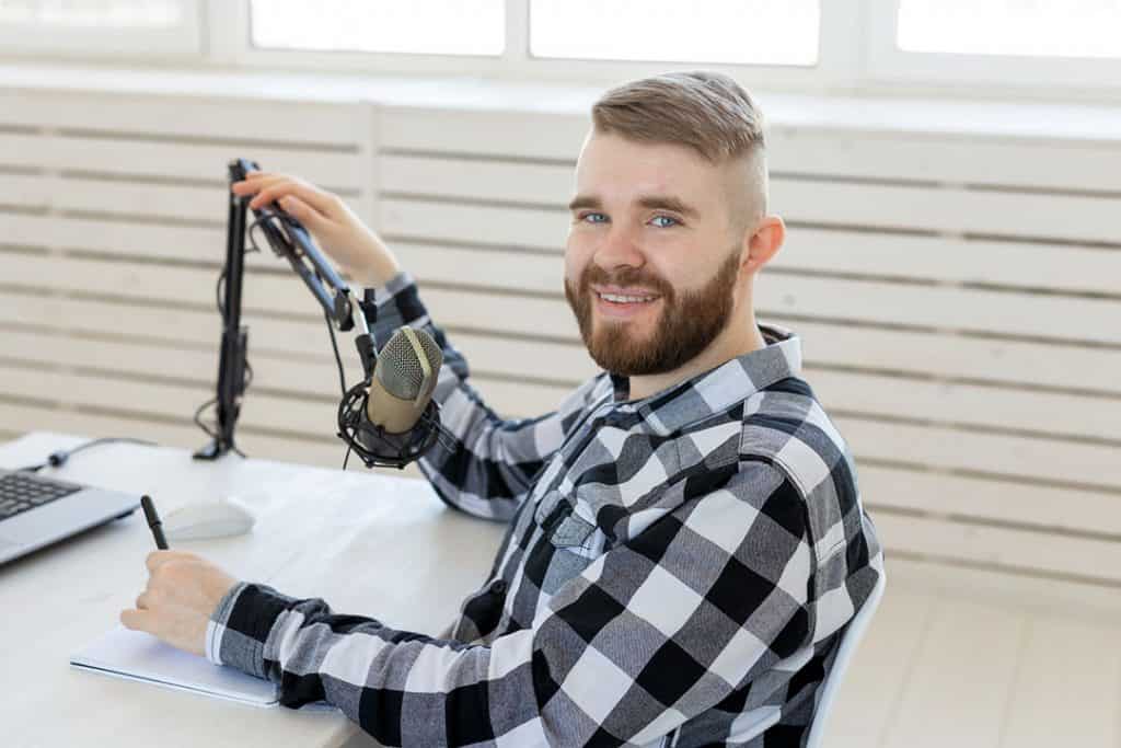 9 Successful Solo Podcasts with Only One Person Speaking | TSP